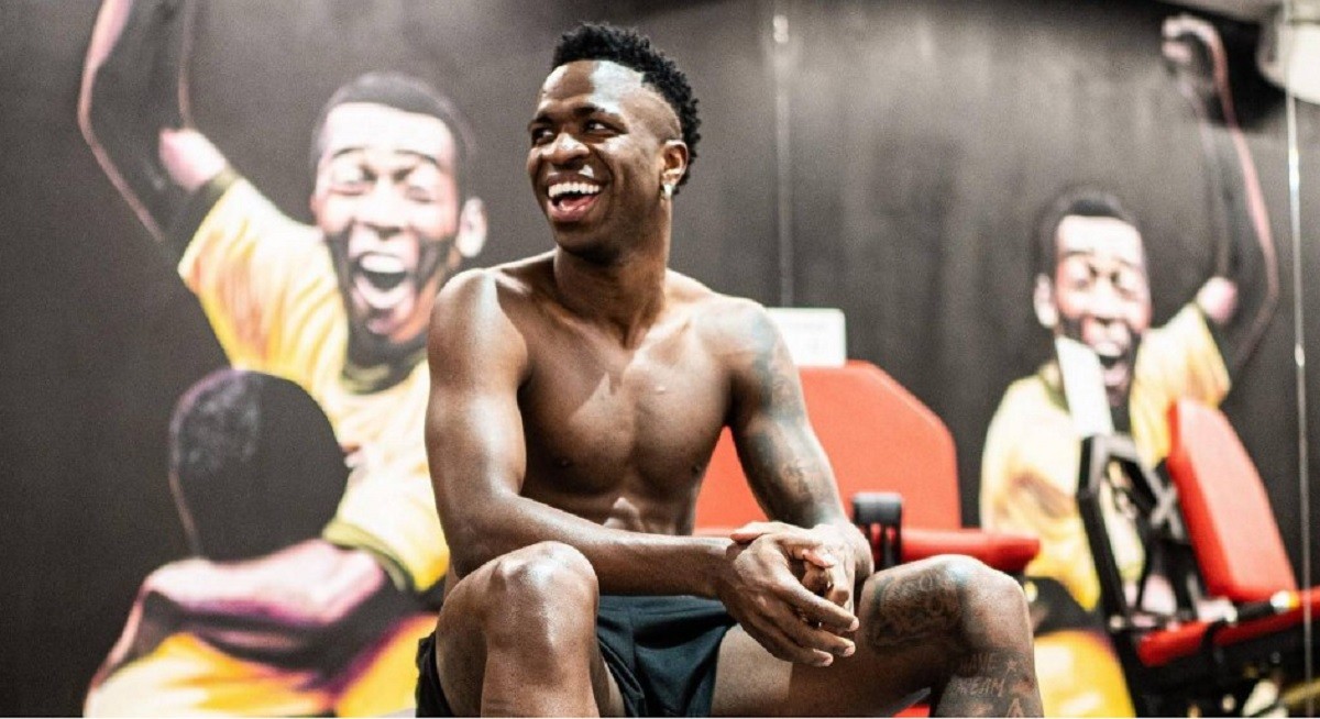 Vini Jr. faz 'parede de ídolos' em academia de mansão na Espanha