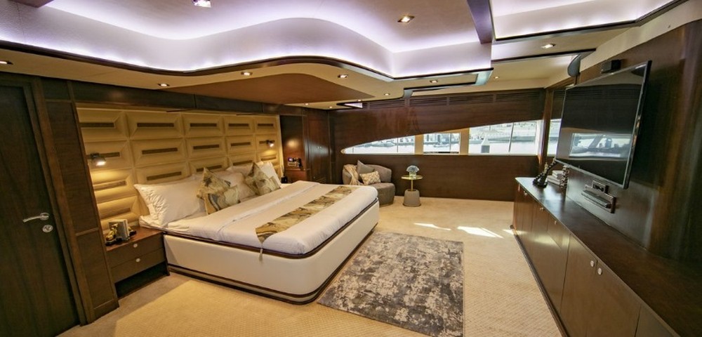 Iate com tamanho de campo de futebol tem cinco suítes de luxo; veja ...