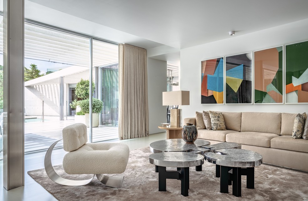 Na Riviera Portuguesa, casa eclética e colorida une design e arte