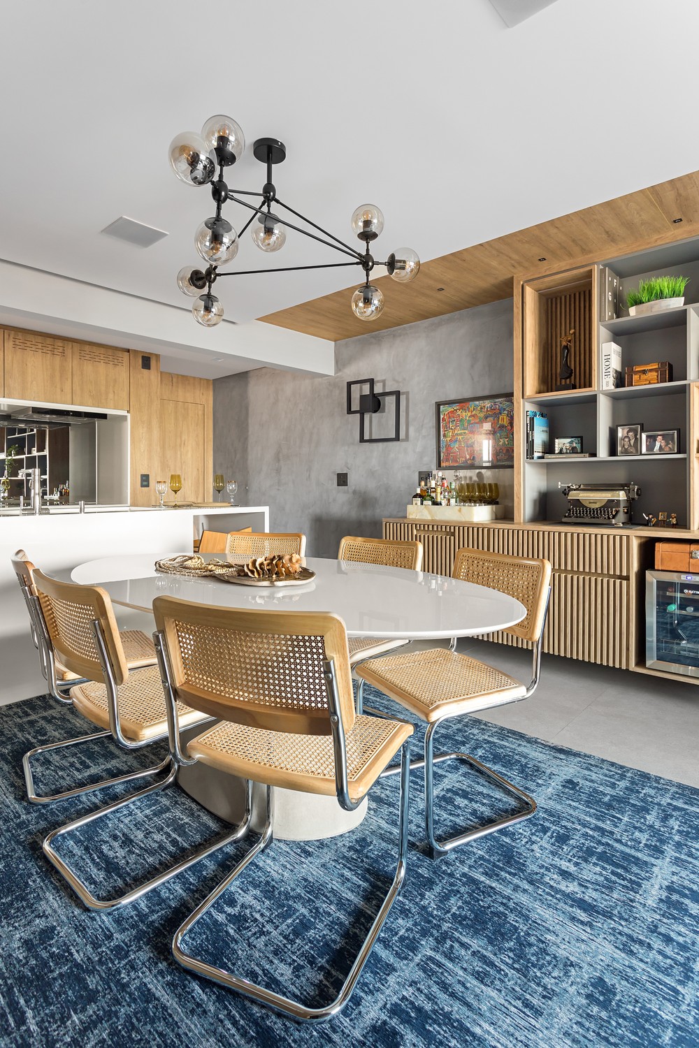 Décor do dia: área social com estilo atemporal e móveis em carvalho mel