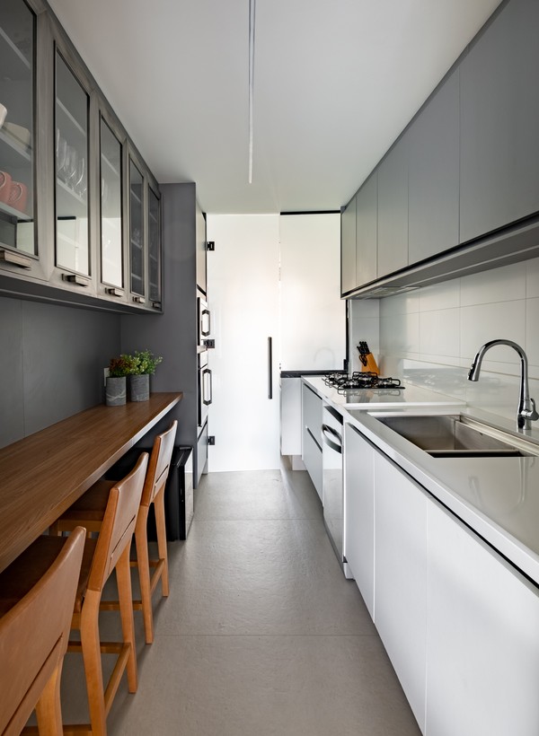 Sala de estar com adega e balanço define apartamento de 186 m²