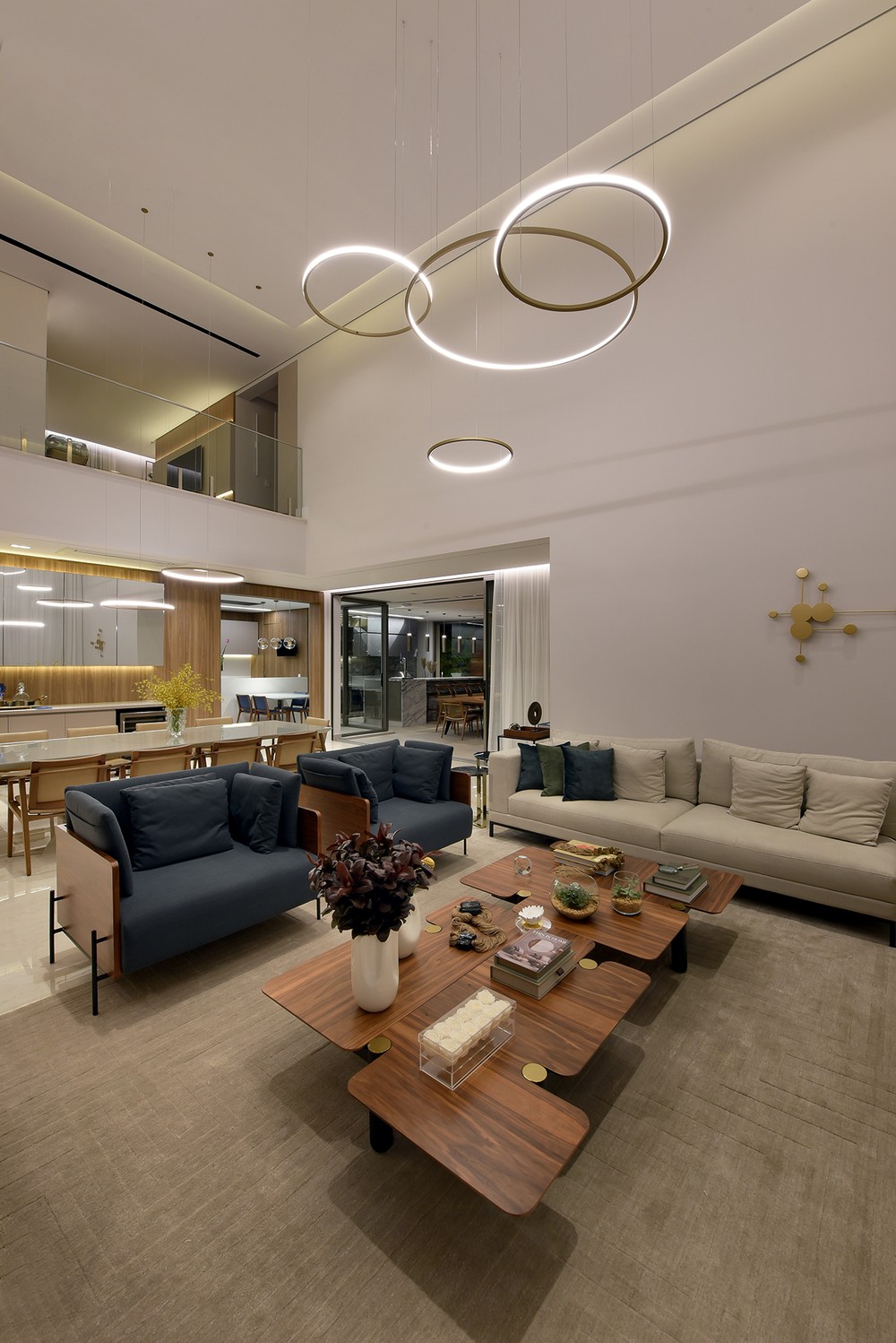 Casa contemporânea mostra como integração é segredo para receber bem