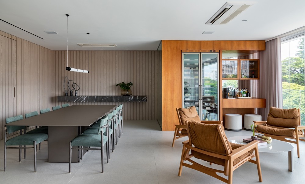 Sala de estar com adega e balanço define apartamento de 186 m²