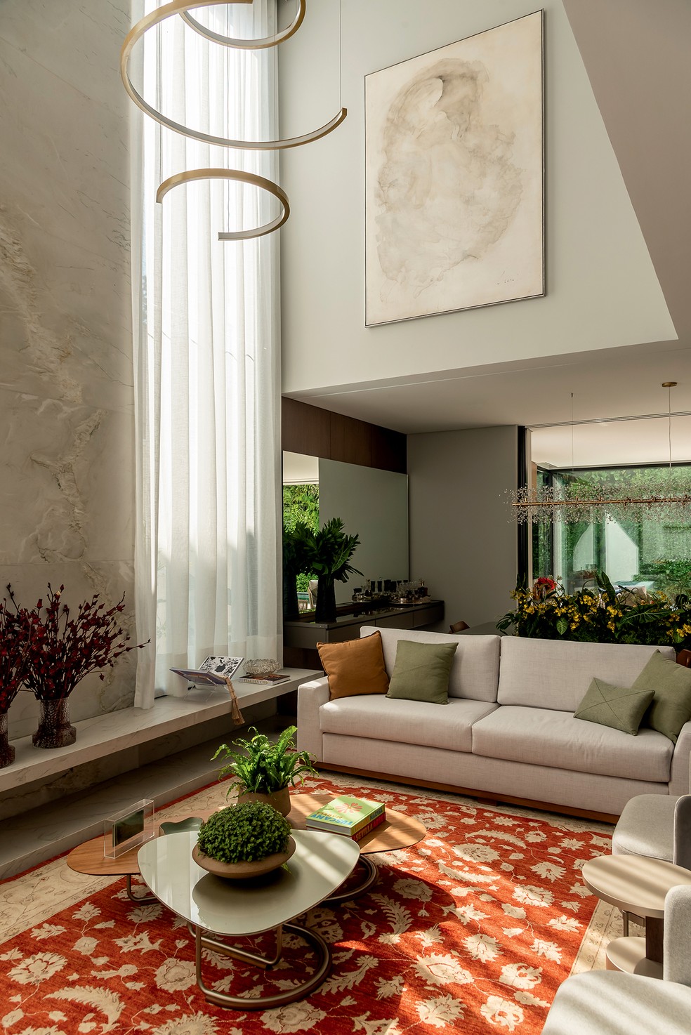 Plantas, pets e arte: bem-estar é prioridade em casa de 600 m²