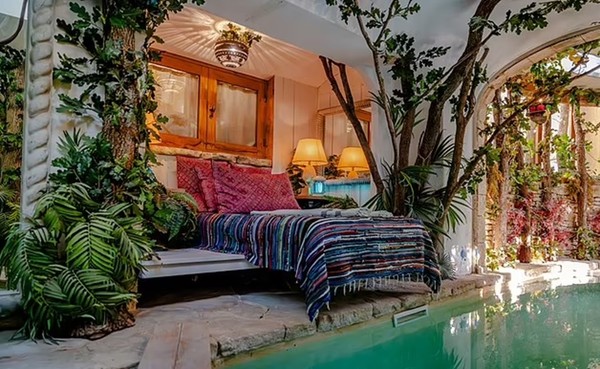 Dono de antiquário decora casa como contos de fadas e tem piscina compartilhada com vizinhos ...