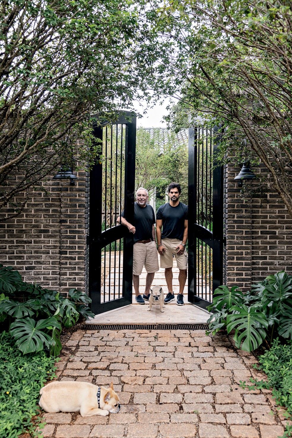 Sig Bergamin e Murilo Lomas abrem casa de campo repleta de arte, cor e ...