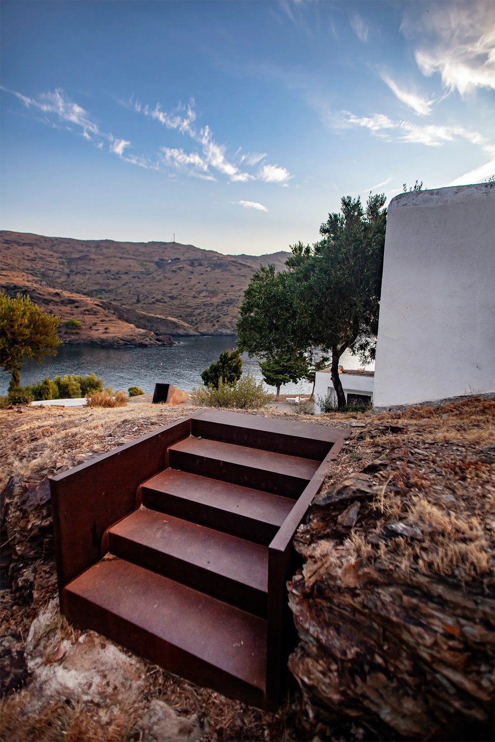 Na Espanha, monumento de aço corten homenageia Walter Benjamin