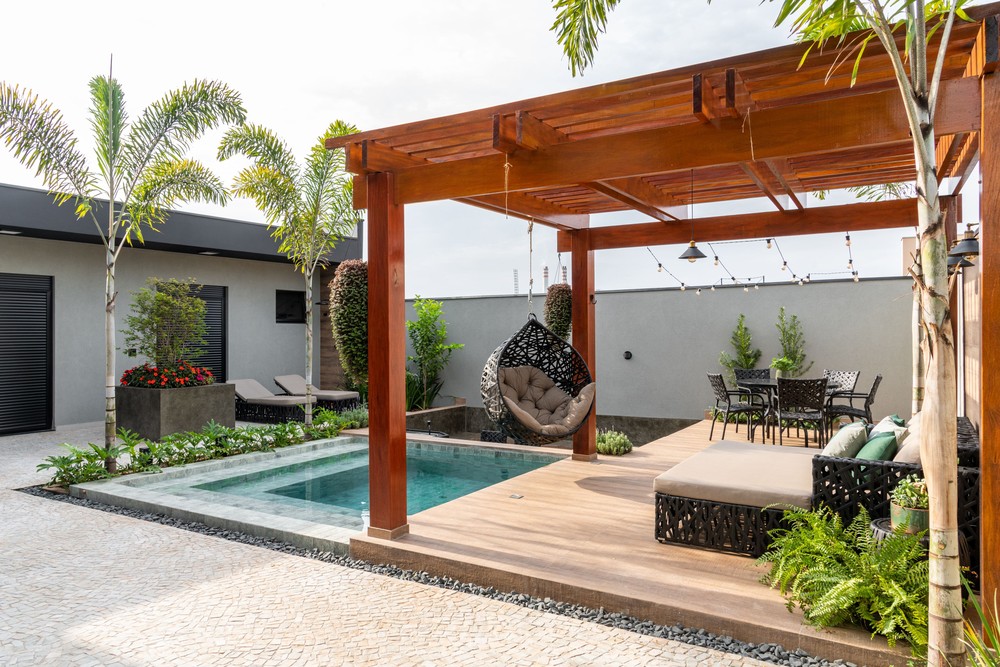 Décor do dia: área externa com deck, spa e balanço