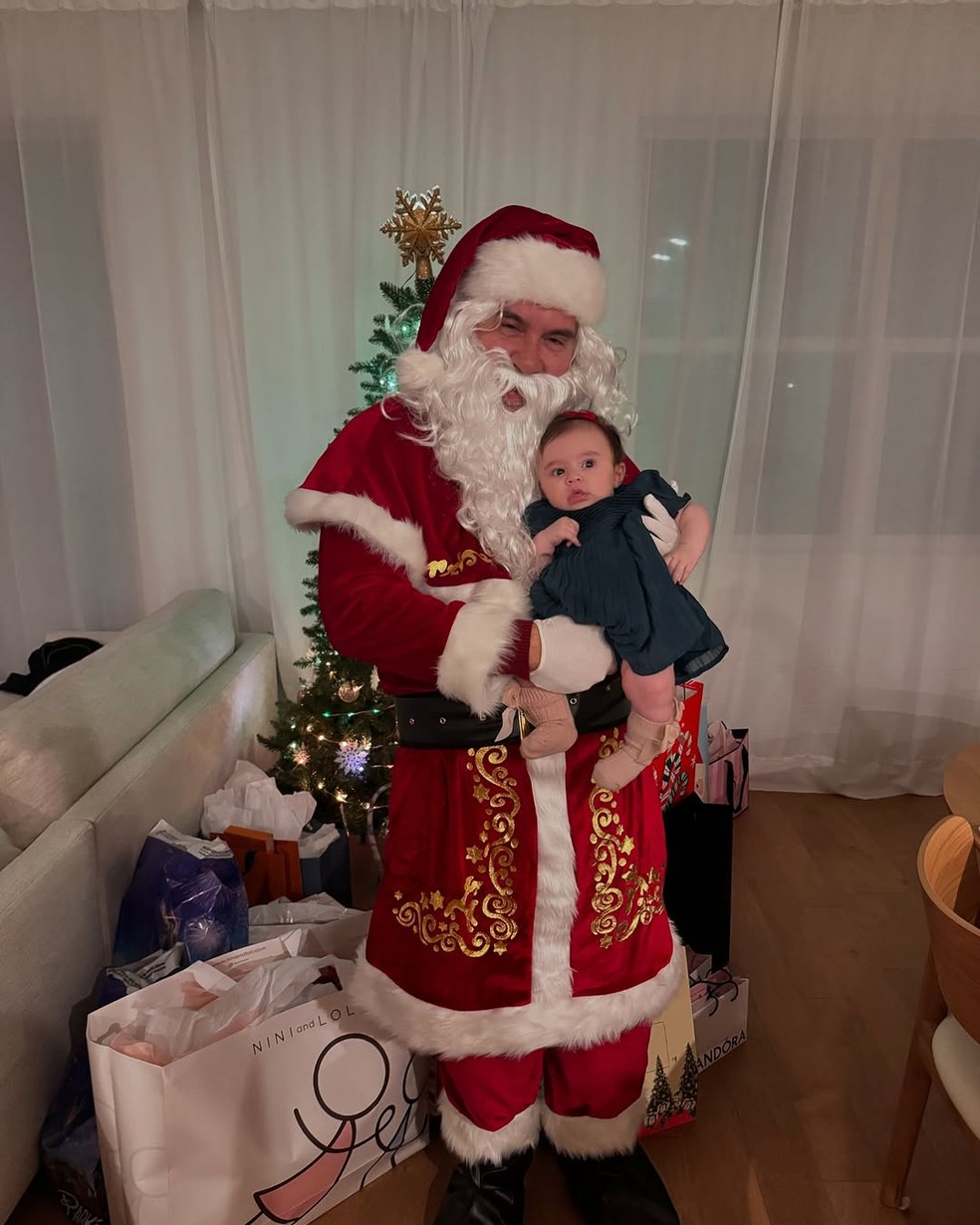 Em casa nos EUA, Leandro Hassum se veste de Papai Noel para neta