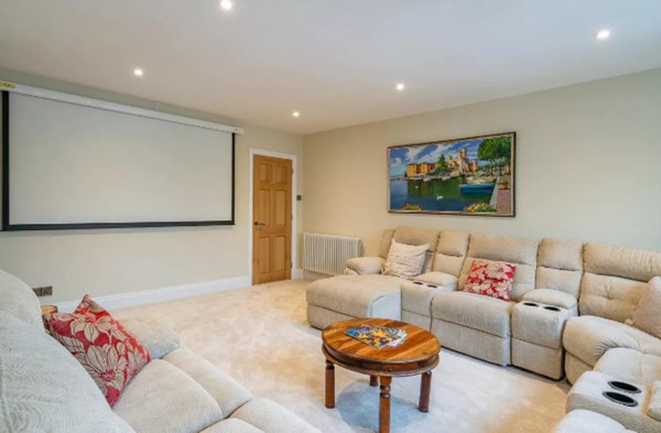 Mansão de Roger Moore, o eterno James Bond, com vista para floresta por ...