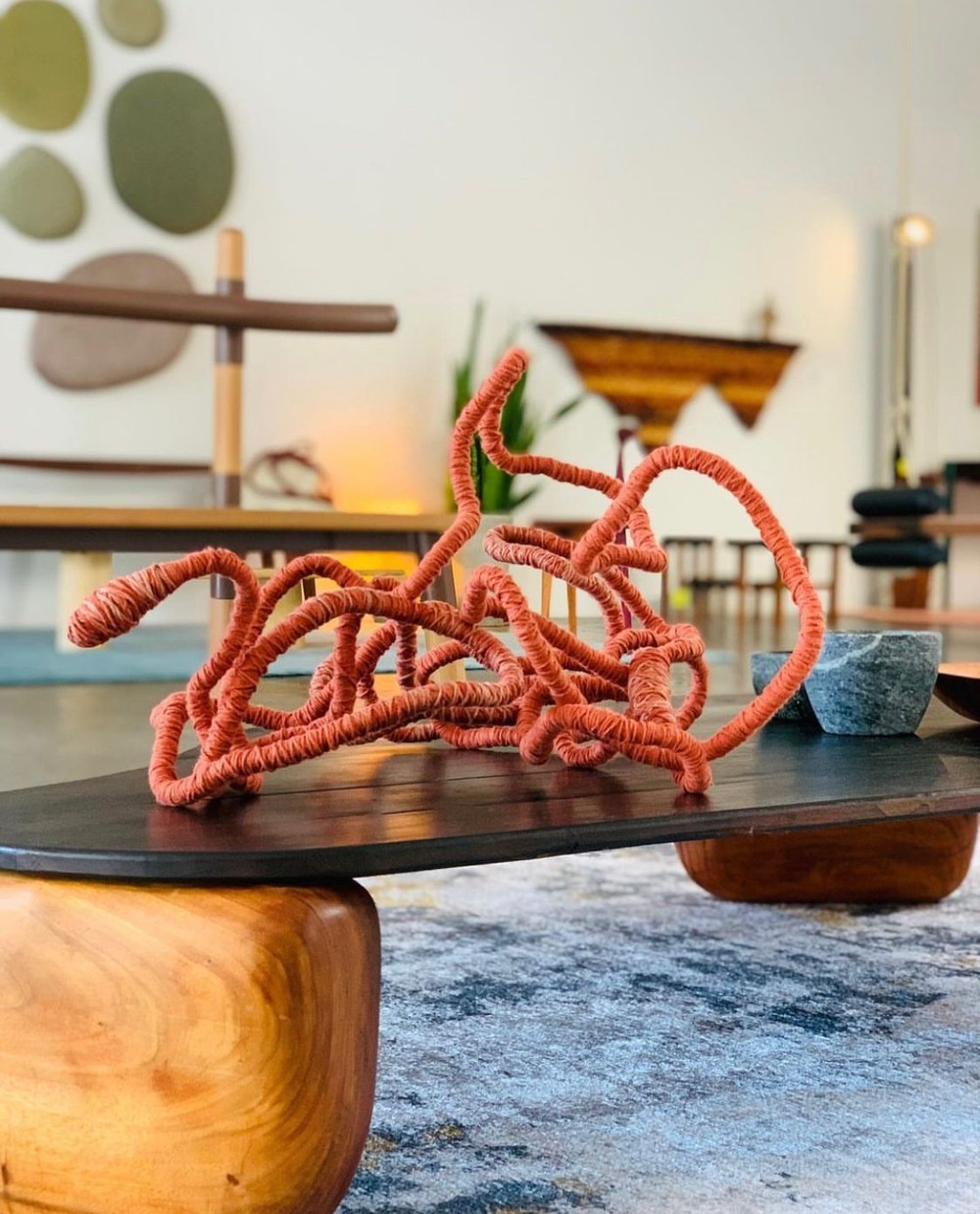 Ex-BBB Lia Khey mostra trabalho como escultora têxtil em peças de arte ...