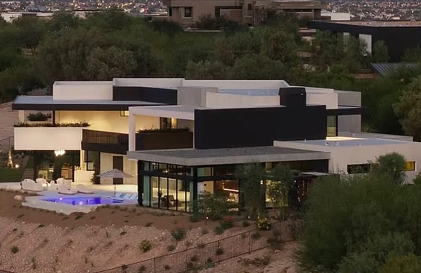 Casa em deserto nos EUA tem interiores impressionantes; fotos