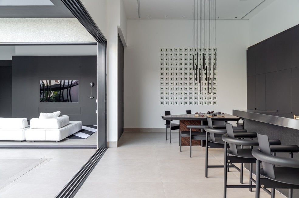 Casa tem paleta contrastante e décor repleto de grandes nomes do design ...