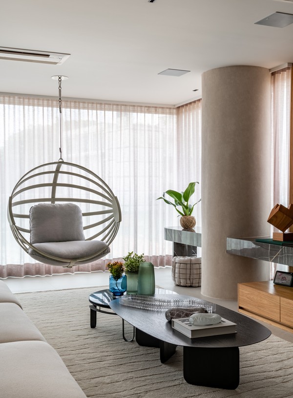 Sala de estar com adega e balanço define apartamento de 186 m²