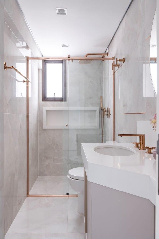 Banheiro com nicho embutido: 10 ideias de decoração e dicas de como usar