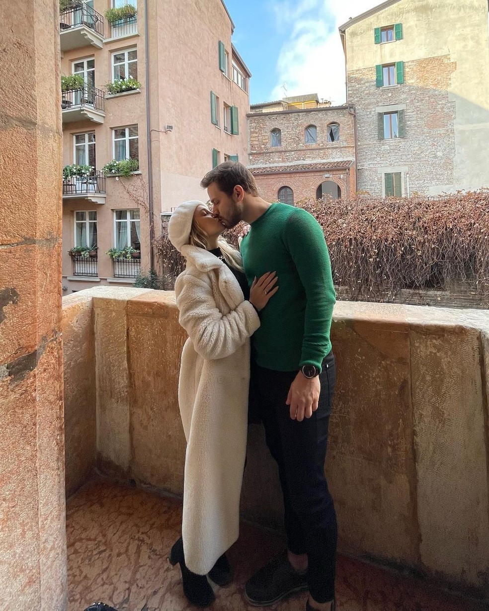 Carla Díaz se hospeda em castelo para celebrar noivado; casal abre ...