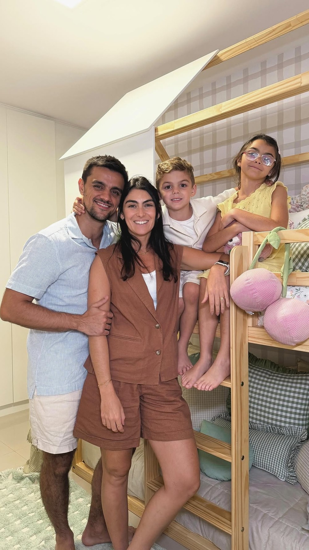 Quarto dos filhos de Felipe Simas mistura dinossauros com jardim ...