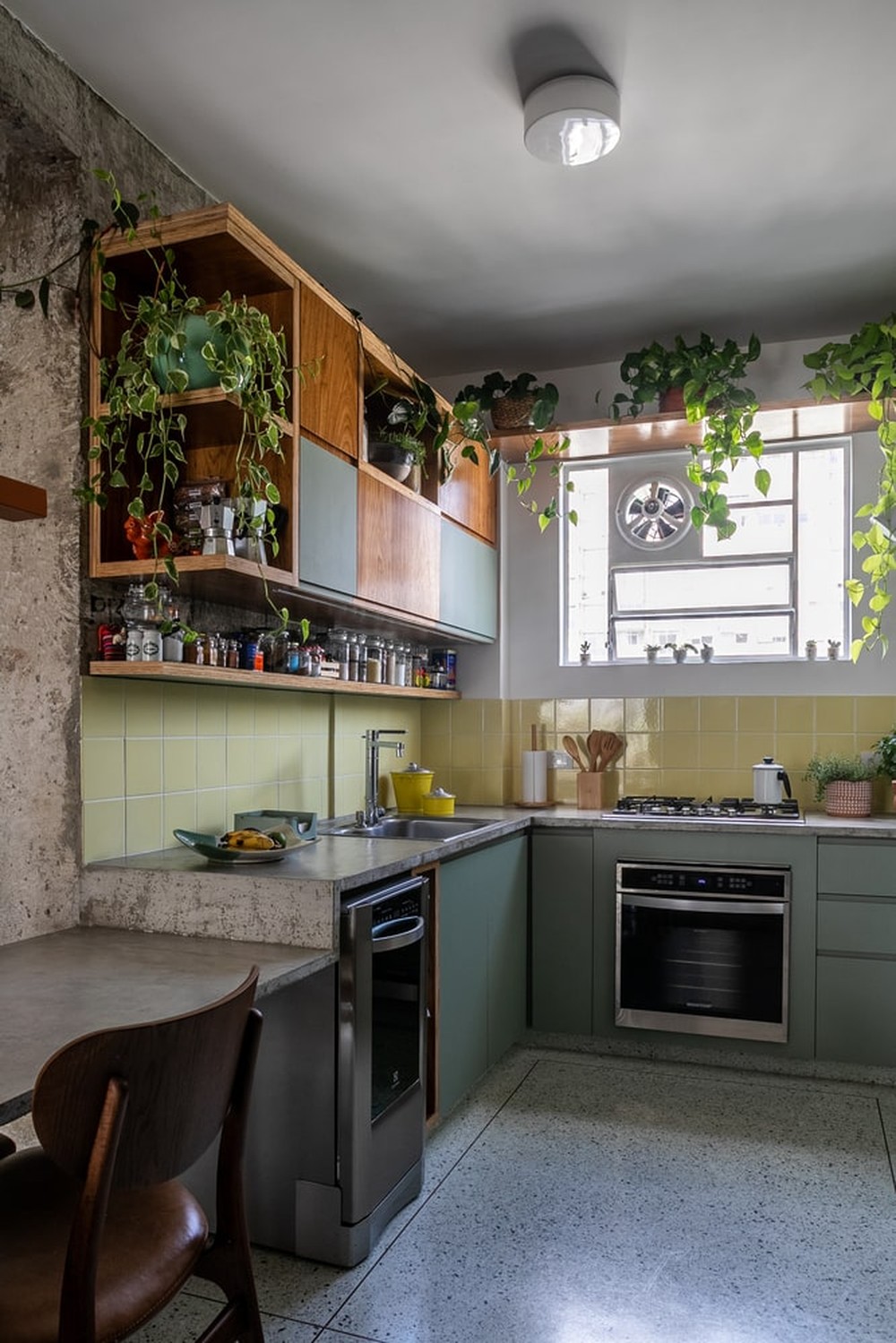 Cozinha retrô: 8 ideias de decoração com a tendência da vez