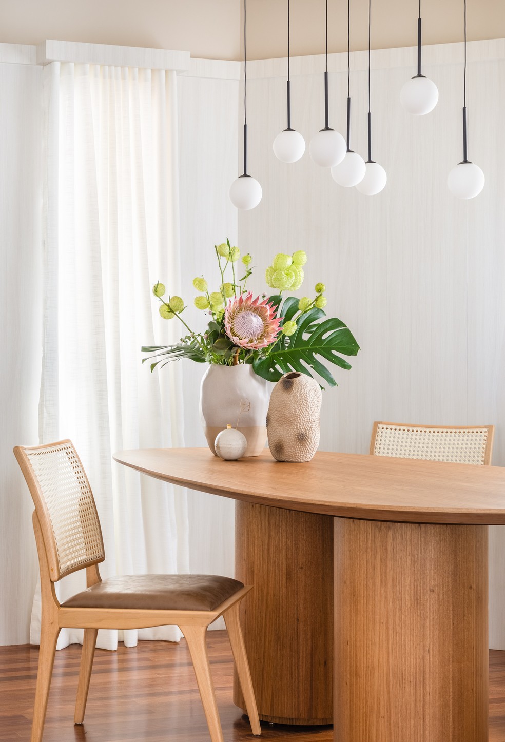 Conforto e personalidade são palavras-chave de apartamento para jovem casal