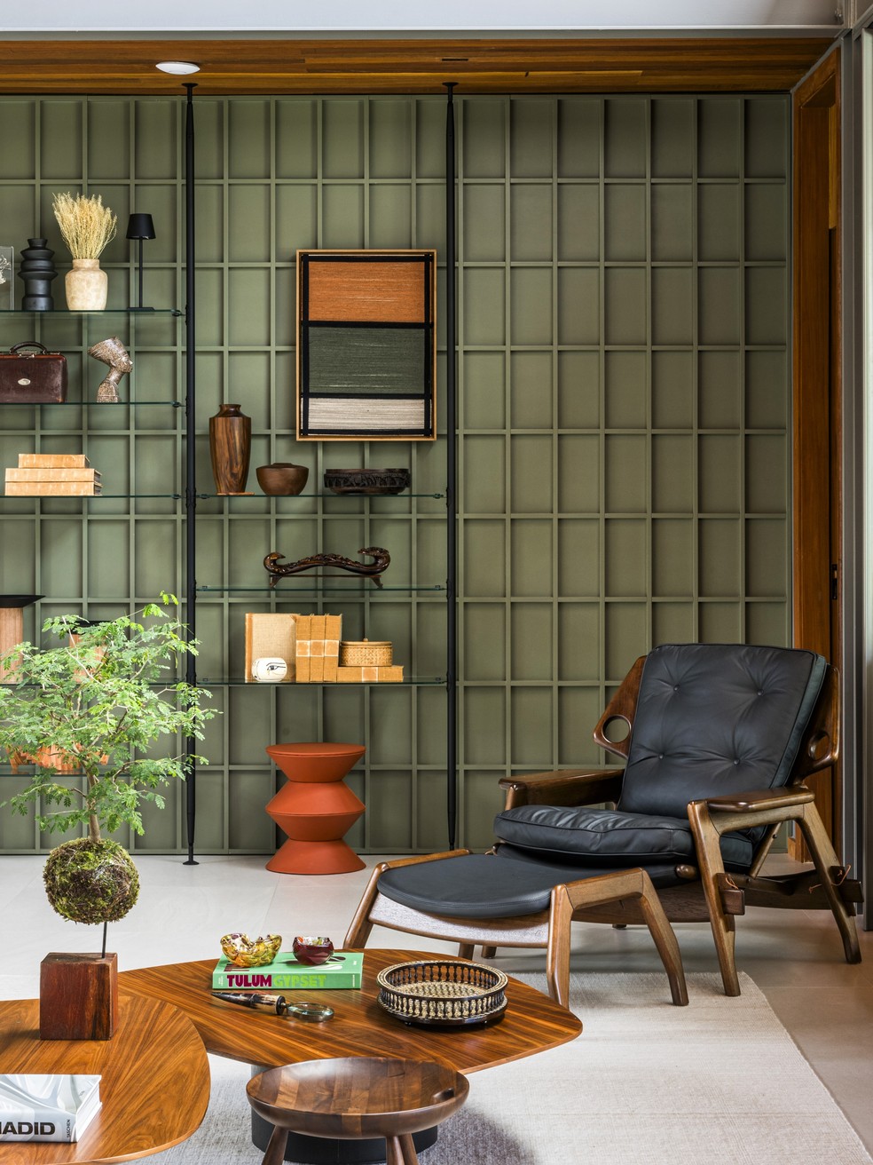 Mix de verde, madeira e cinza é destaque nesta casa com pé-direito ...