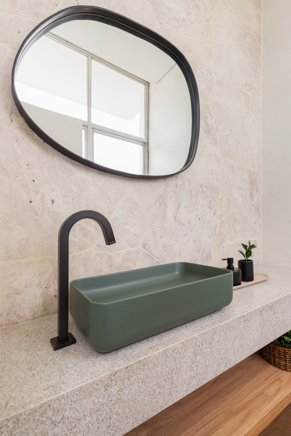 Bancada com granito escovado: descubra prós e contras do acabamento