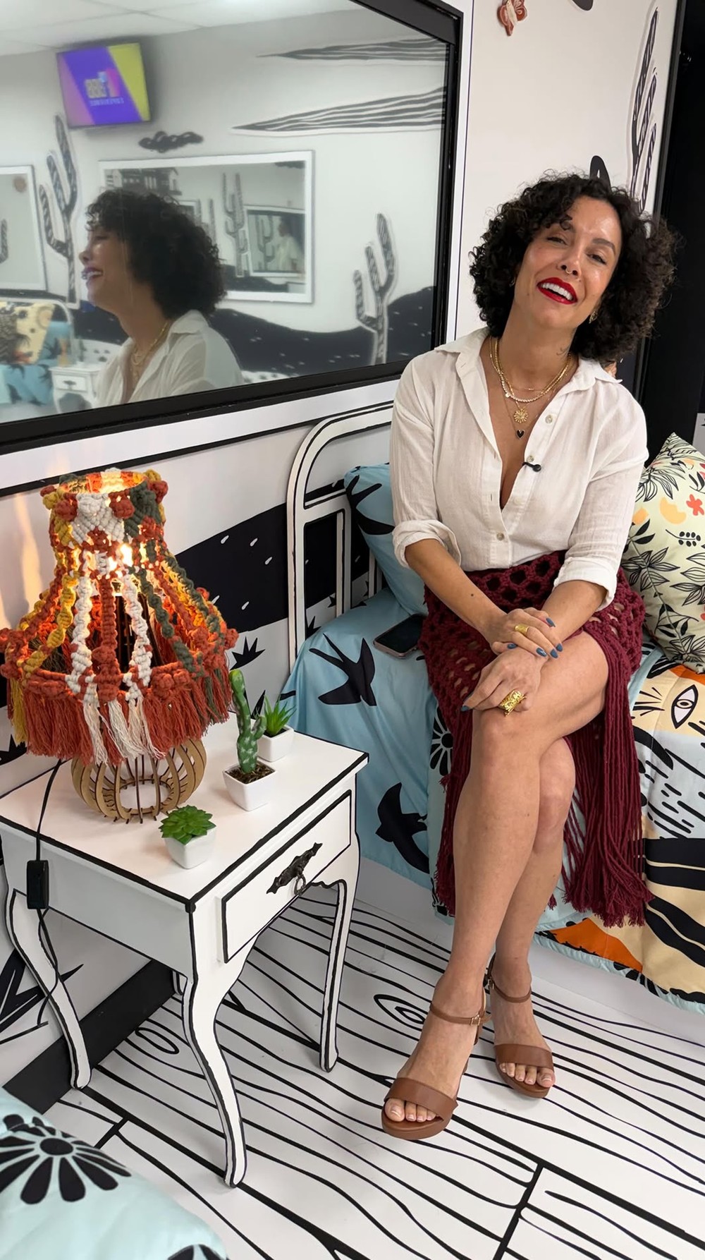 Ex-BBB Lia Khey assina peças artesanais da casa do BBB Experience