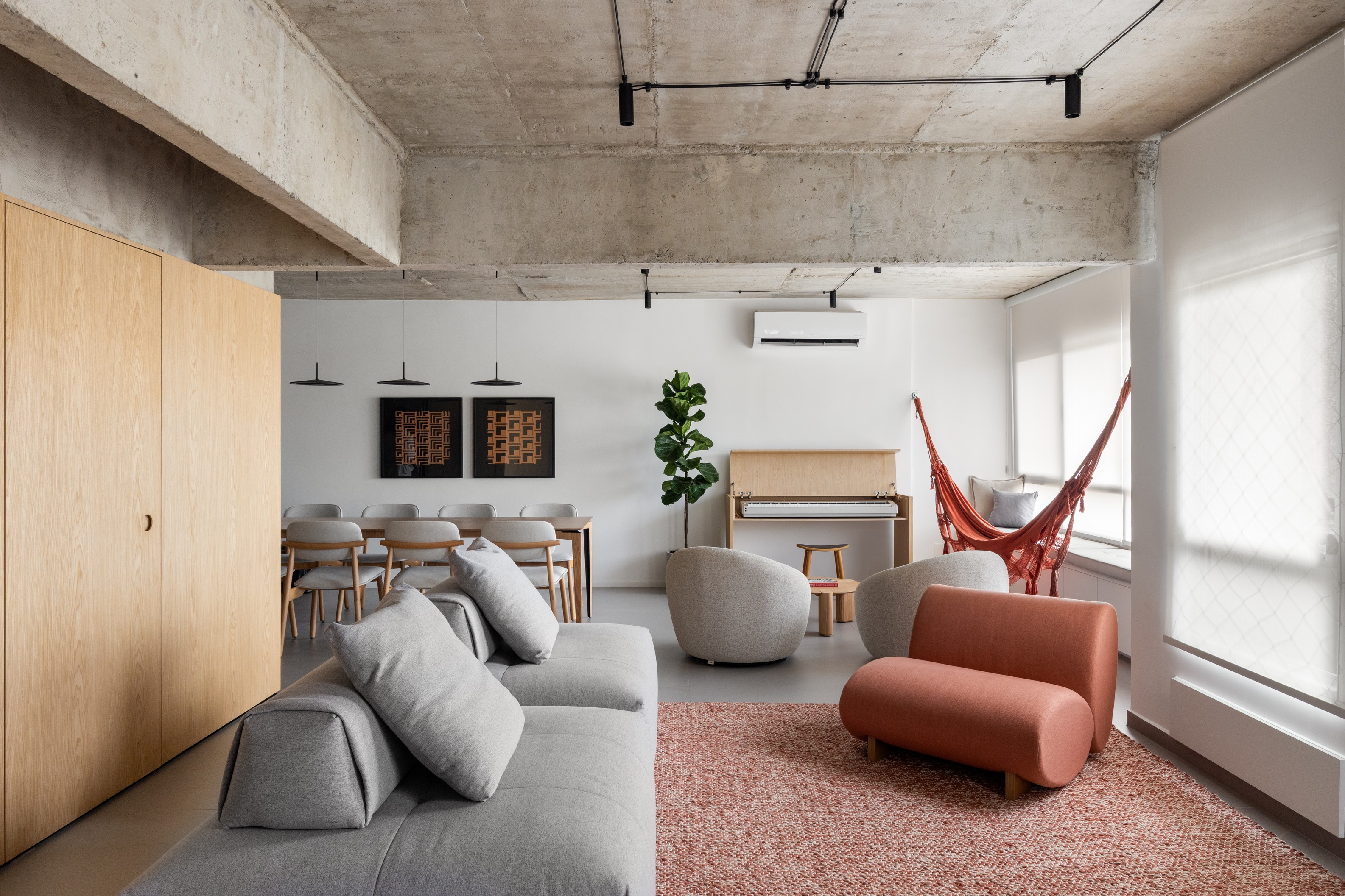 Sem reboco: reforma em apartamento de 125 m² expõe estrutura de concreto