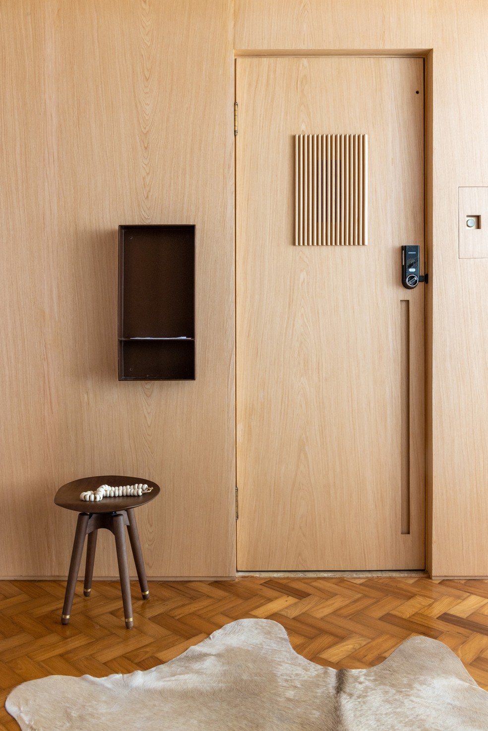 Marcenaria e paleta neutra definem décor de apartamento de 180 m²