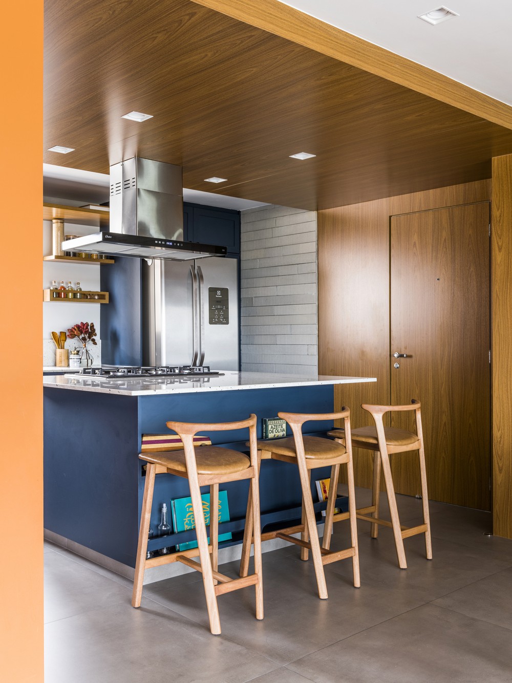 Décor do dia: cozinha e sala de jantar com parede em ripas de concreto