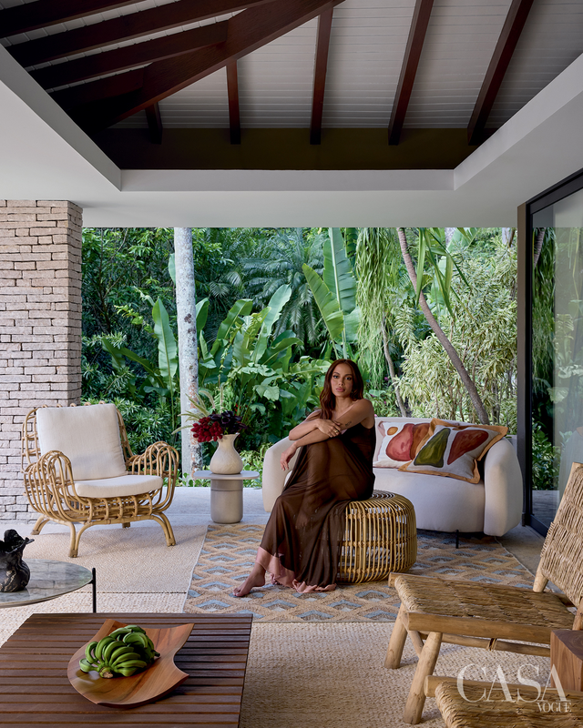 Anitta abre casa de 1,5 mil m² no Rio de Janeiro; assista ao tour