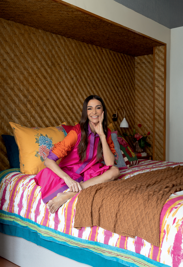 Mônica Martelli abre apartamento repleto de cor e artesanato; assista ...