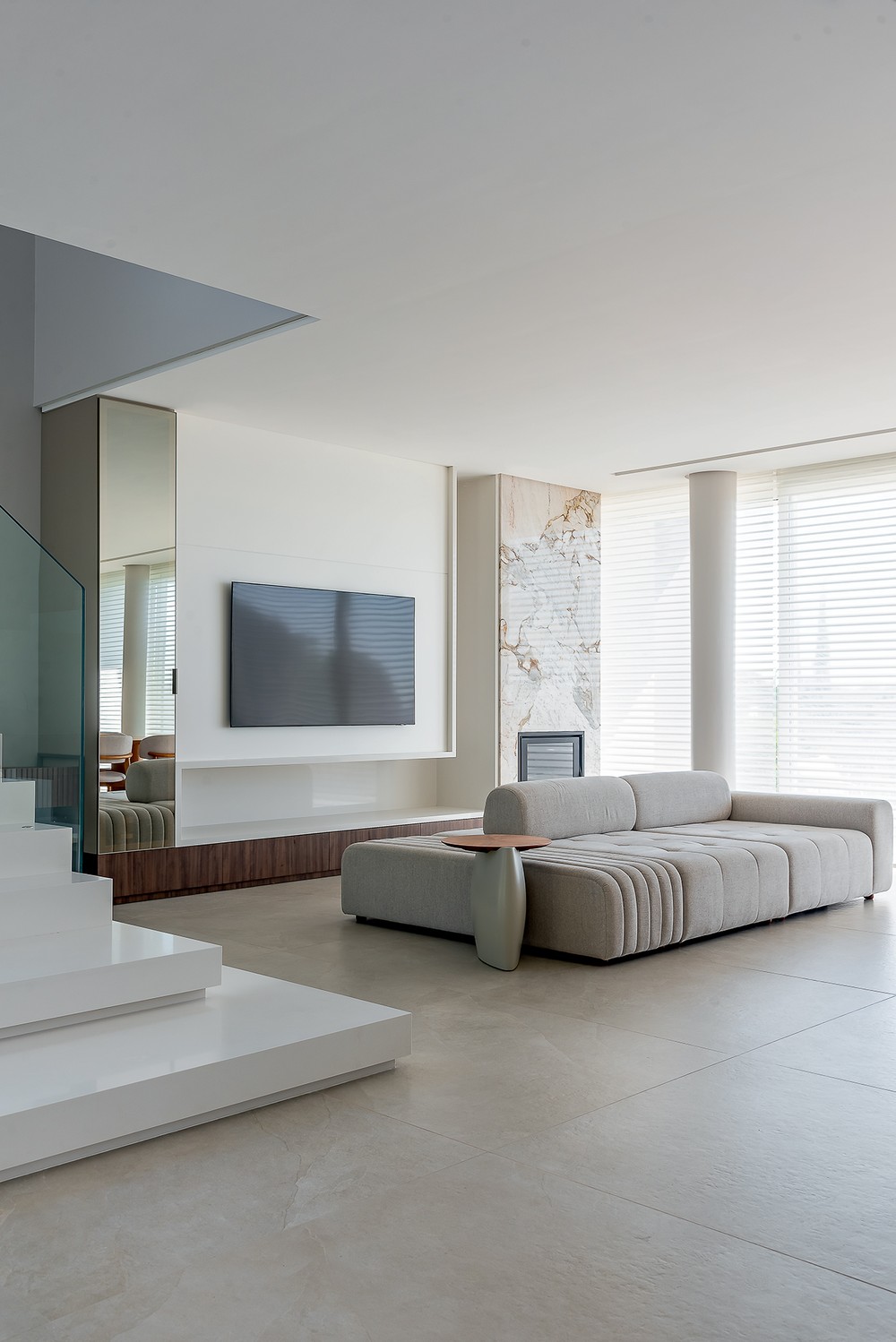 Estética contemporânea guia casa de três andares na serra gaúcha