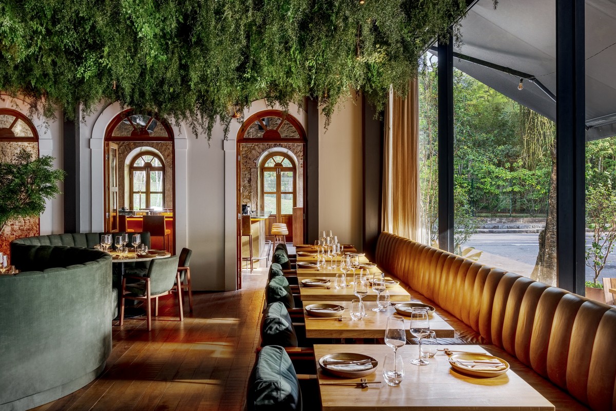 Com atmosfera nostálgica, restaurante transforma edifício histórico no ...