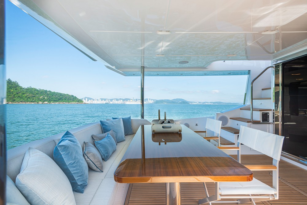 Por dentro do iate de R$ 35 milhões com três andares e peças de arte