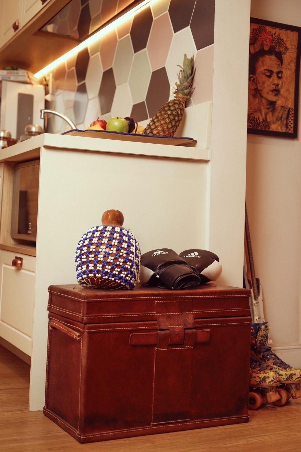 Atriz Maria Carol Rebello abre apartamento com heranças afetivas da ...