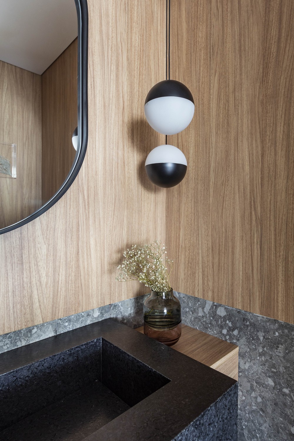 Bancada com granito escovado: descubra prós e contras do acabamento