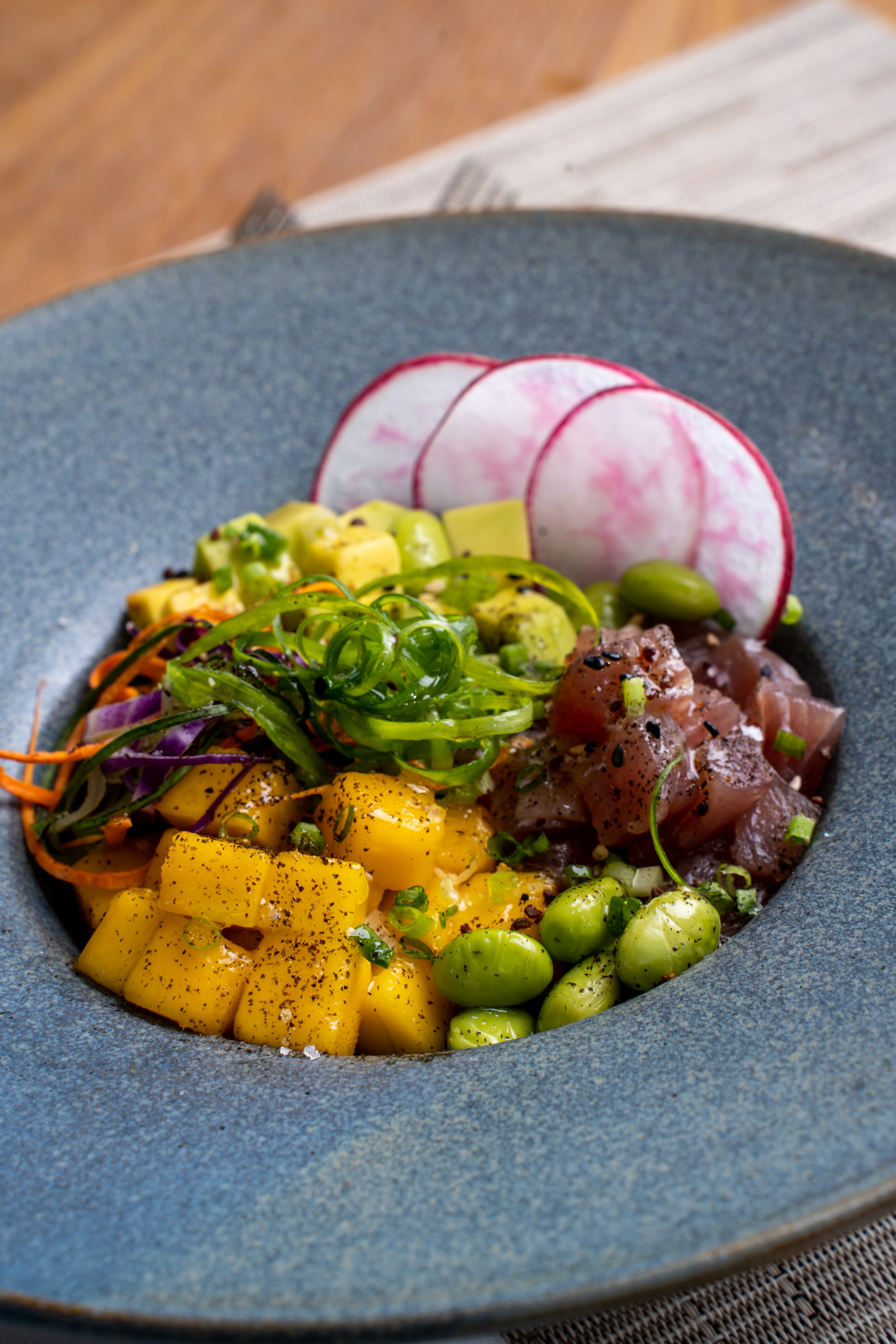 Poke de atum com frutas tropicais é saboroso e fácil de fazer