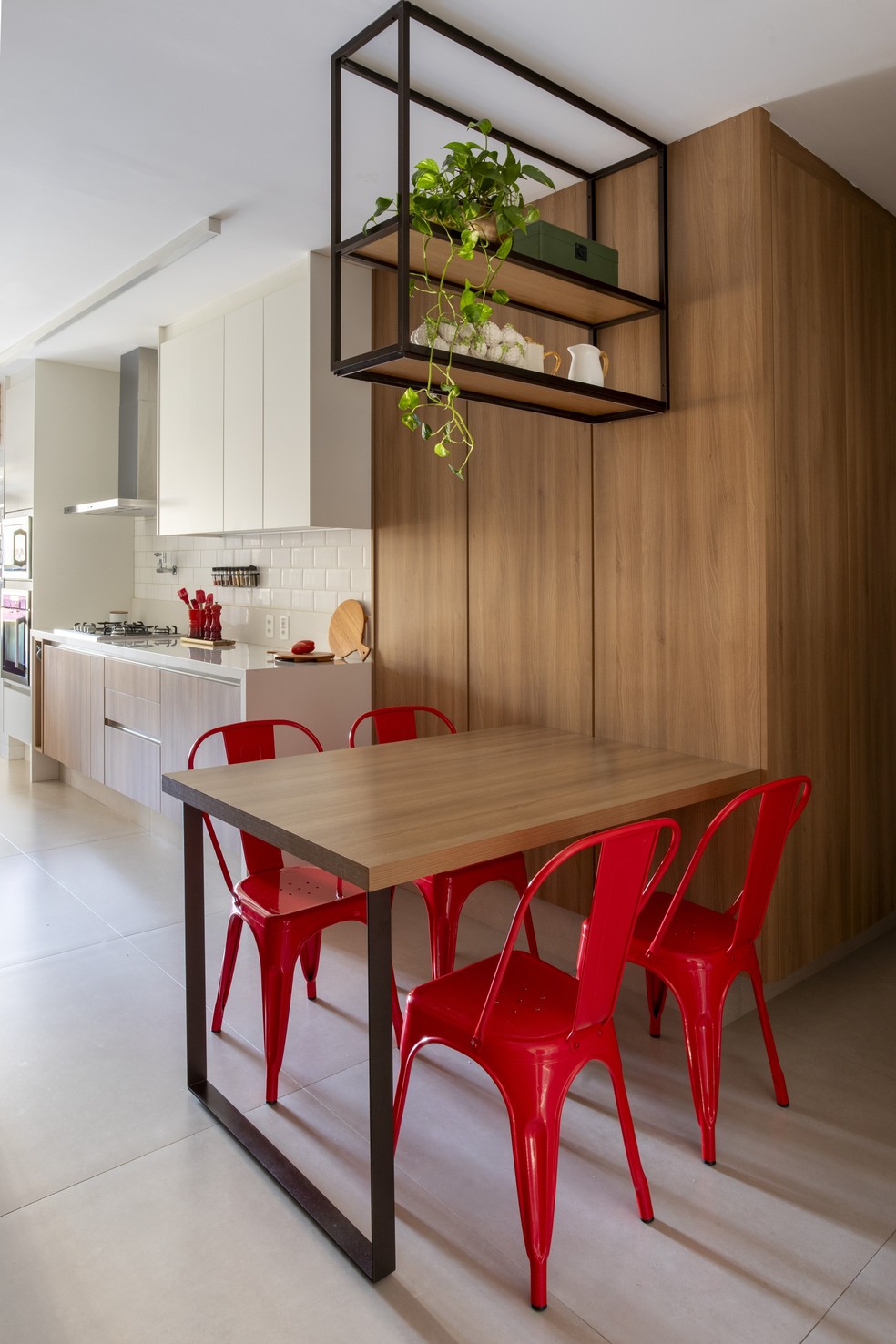 Cobertura com vista privilegiada ganha décor urbano e casual ...