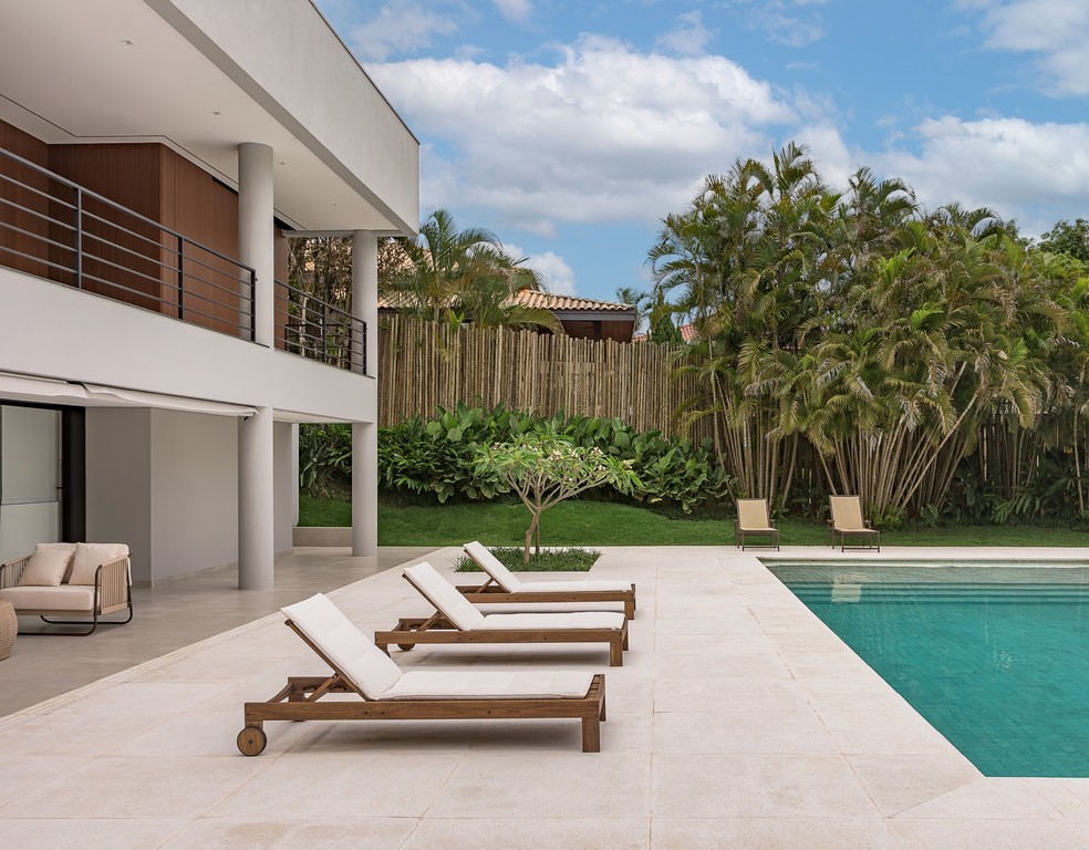 Casa dos anos 1990 ganha estilo contemporâneo após reforma | Casas ...