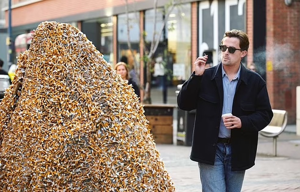 Obra de arte de 2 metros de altura empilha 225 mil pontas de cigarro em ...