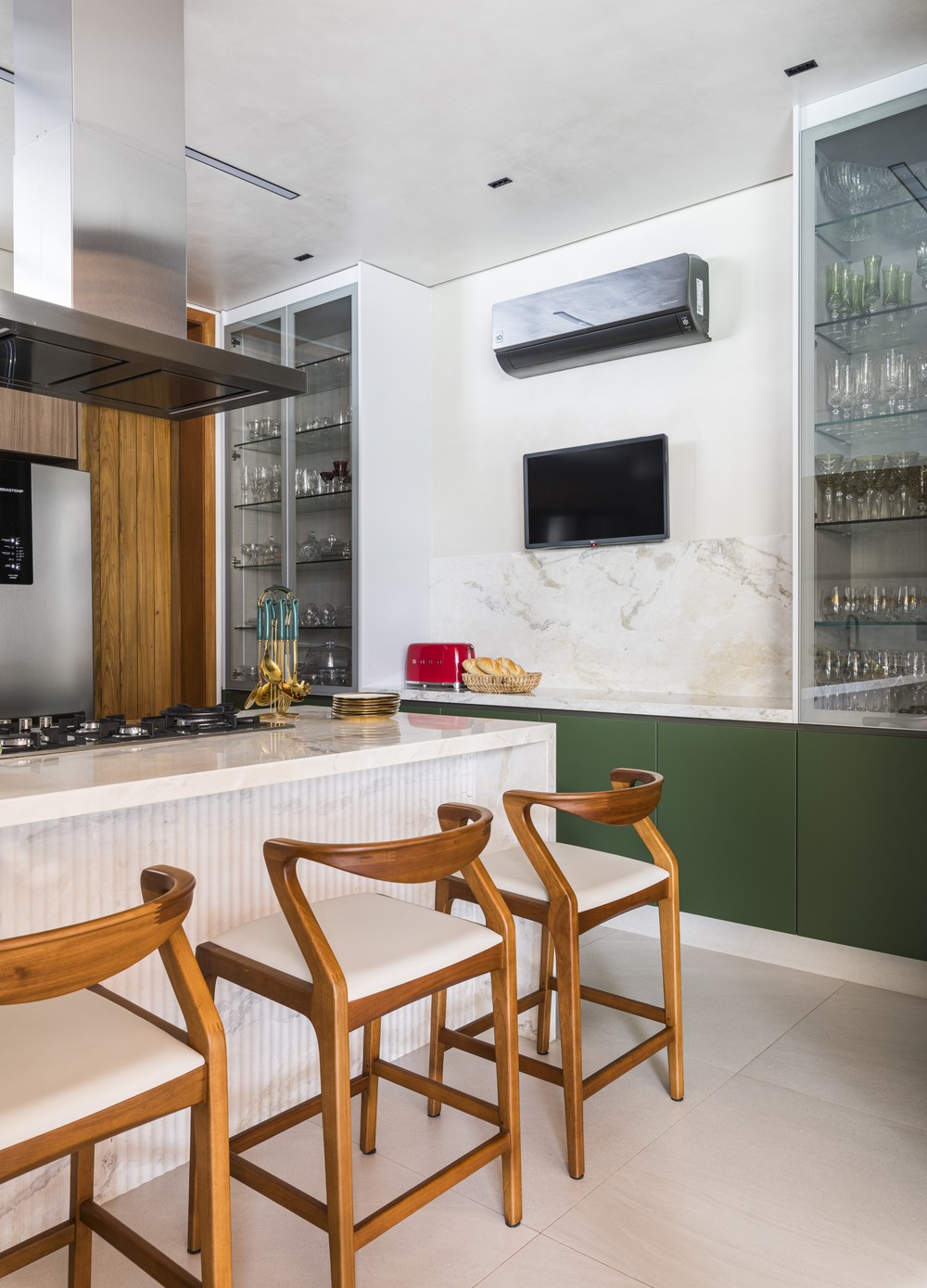 Mix de verde, madeira e cinza é destaque nesta casa com pé-direito duplo