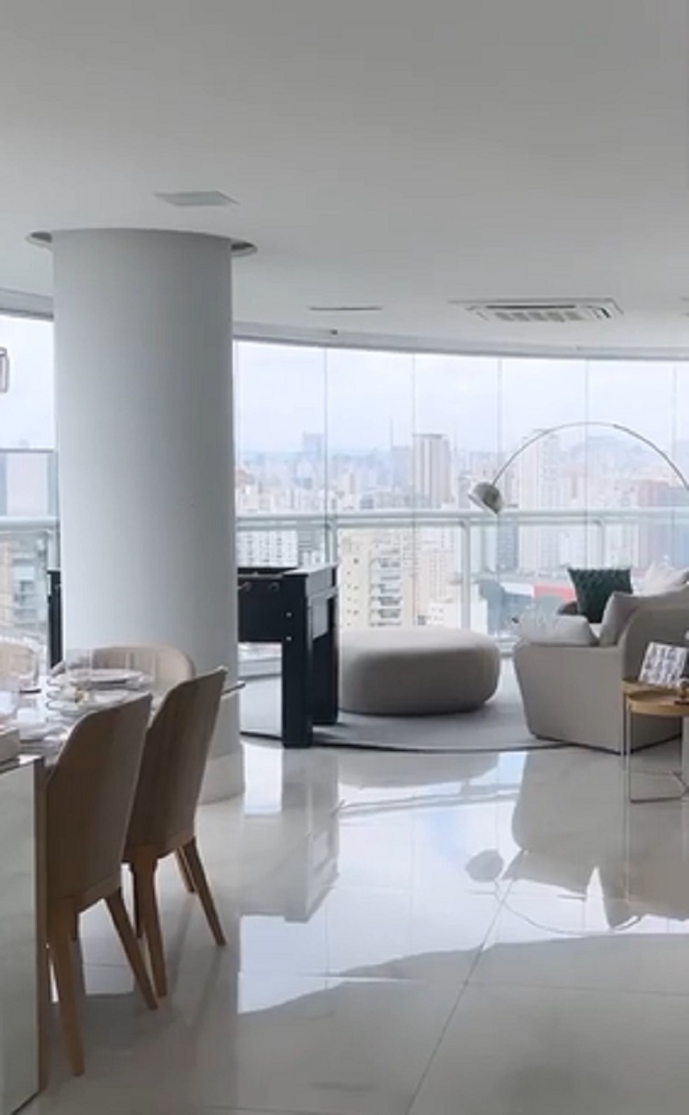 Influencer Iran Angelo mostra apartamento com vista panorâmica em SP