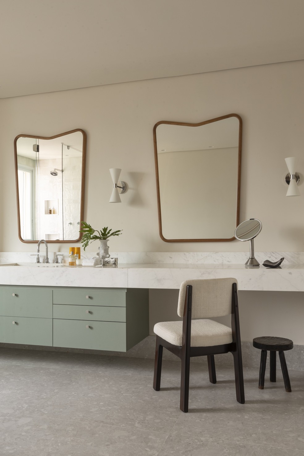 Brasilidade, design e obras de arte dão o tom em apartamento de 270 m²