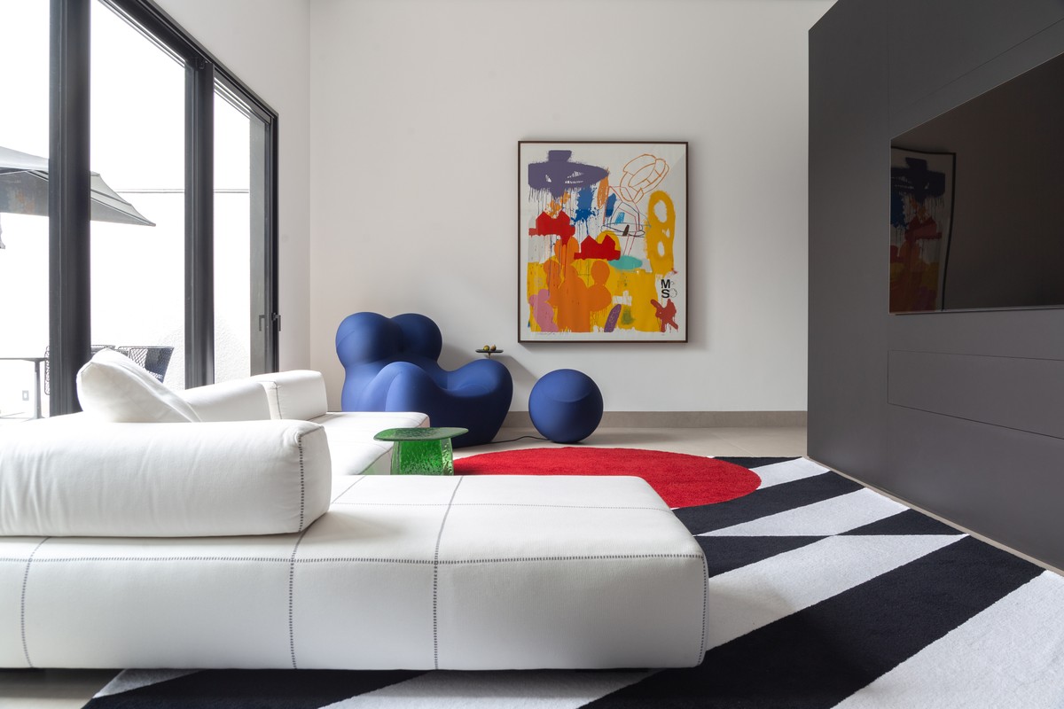 Casa tem paleta contrastante e décor repleto de grandes nomes do design ...