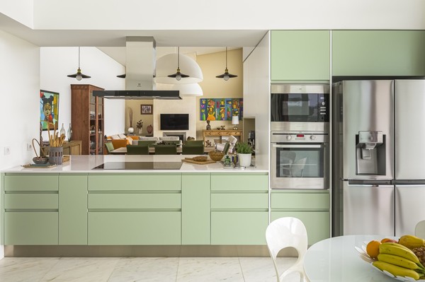 15 projetos com armários coloridos para fugir do tradicional