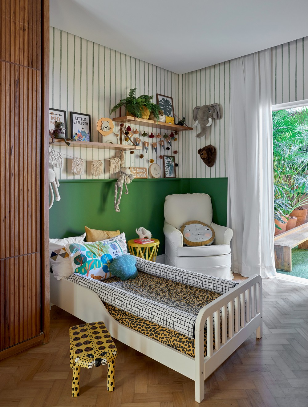 O apartamento de Mariana Weickert repleto de design e arte no Rio de ...