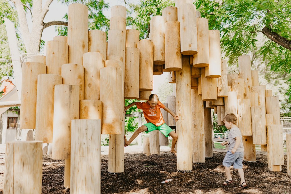Kengo Kuma cria playground com toras de madeira - e seu design não poderia ser mais interessante