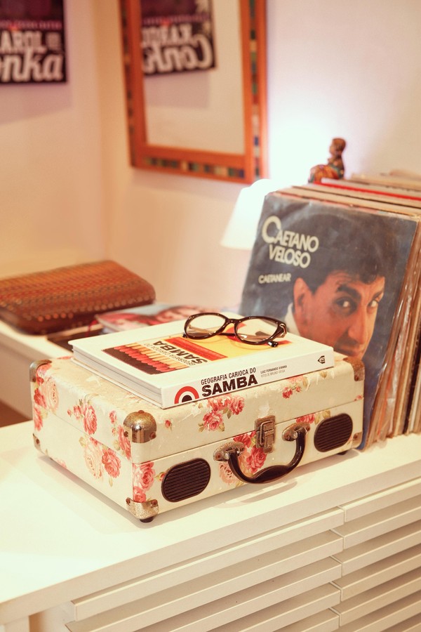 Atriz Maria Carol Rebello abre apartamento com heranças afetivas da ...