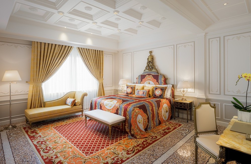 Versace inaugura primeiro hotel na Ásia e entrada tem 80 mil peças em ...