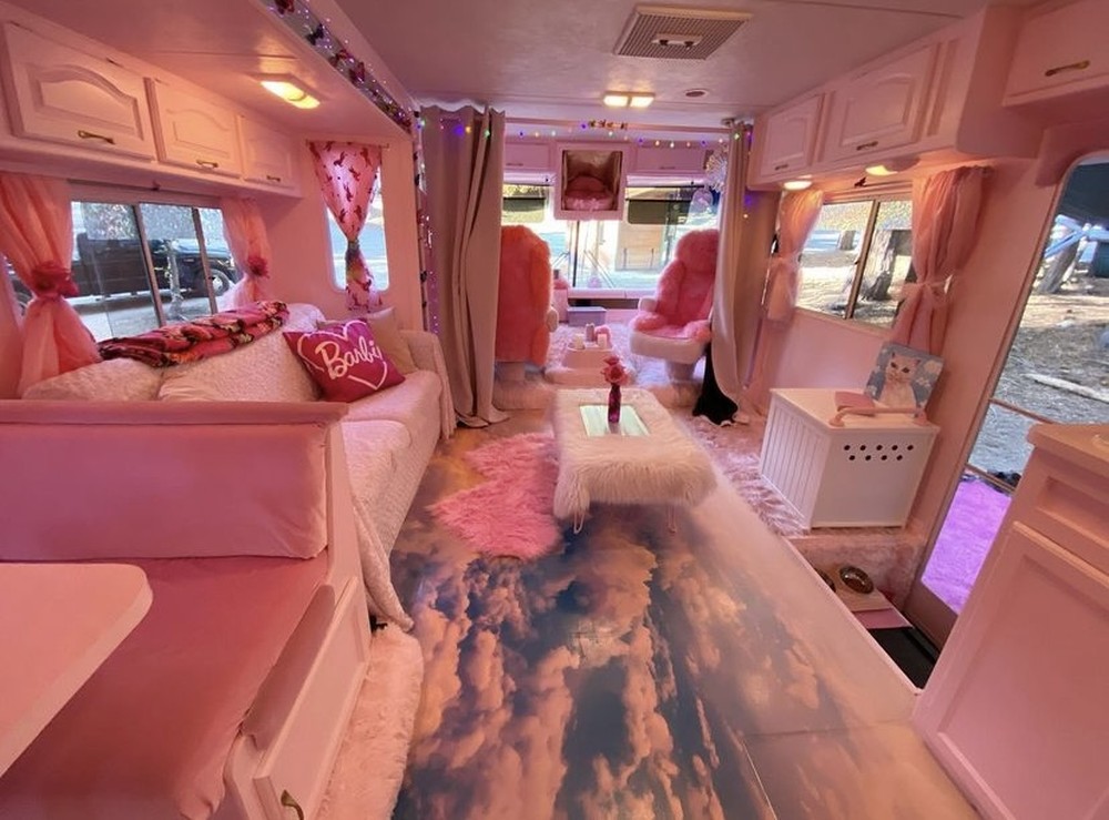 Casal transforma motorhome em 'casa da Barbie' com R$ 10 mil; veja por ...